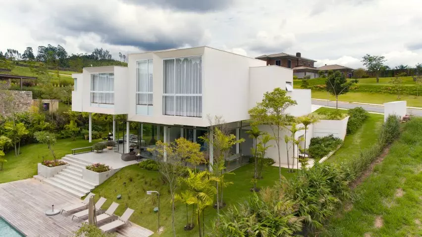 Casa Neblina oleh FGMF Arquitetos