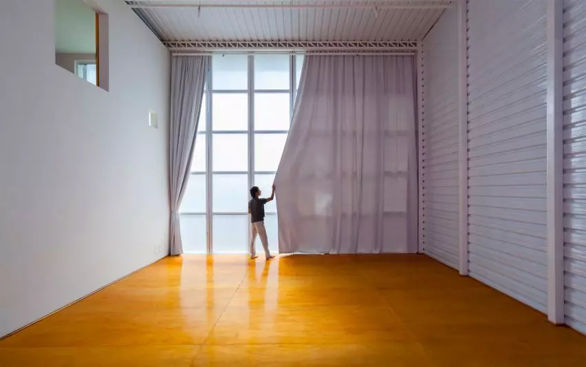 Alan Chu incorpora il palcoscenico con porte giganti in una casa per un attore brasiliano