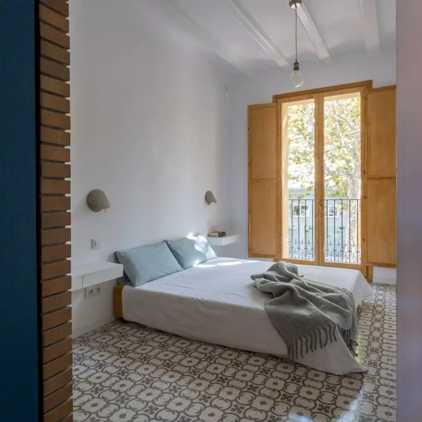 bed-and-blue-nook-mimarlar-interiors-konut-barcelona-spain-spanish-evleri-phase-one_dezeen_2364_col_5extra