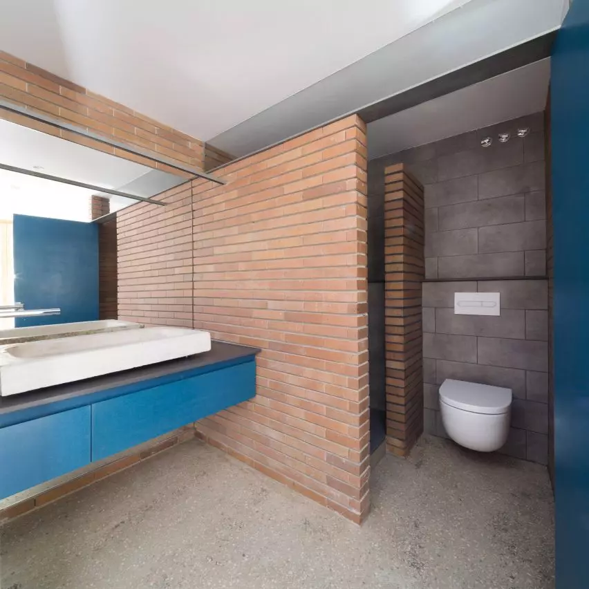 bed-and-blue-nook-periti-interjuri-residenzjali-barcelona-spanja-djar-ispanjoli-phase-one_dezeen_2364_col_13extra