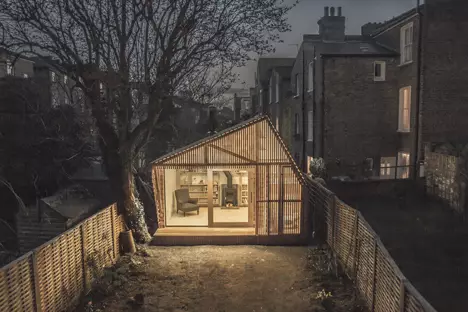 Writer's Shed mit einer leuchtenden Zedernfassade von Weston Surman & Deane