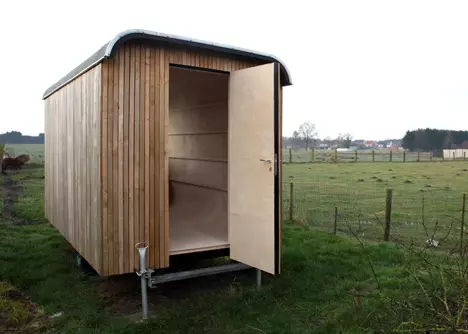 Abandoned trailer omboud ta tún ûnderdak troch Karel Verstraeten