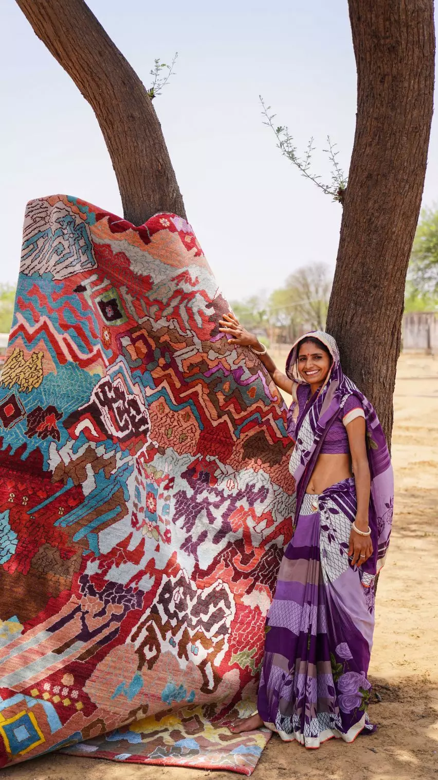 Der abstrakte Teppich Aas Pass von Manju Devi ist vom ländlichen Dorfleben inspiriert