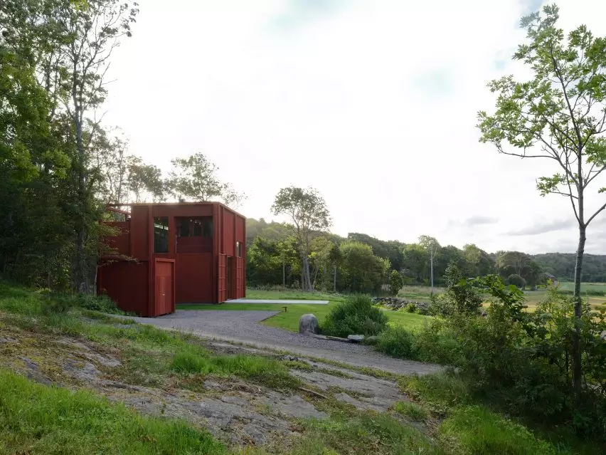 Bornstein Lyckefors Architects барои оилаи шведӣ як хонаи сурхи кабина месозад 42579_2