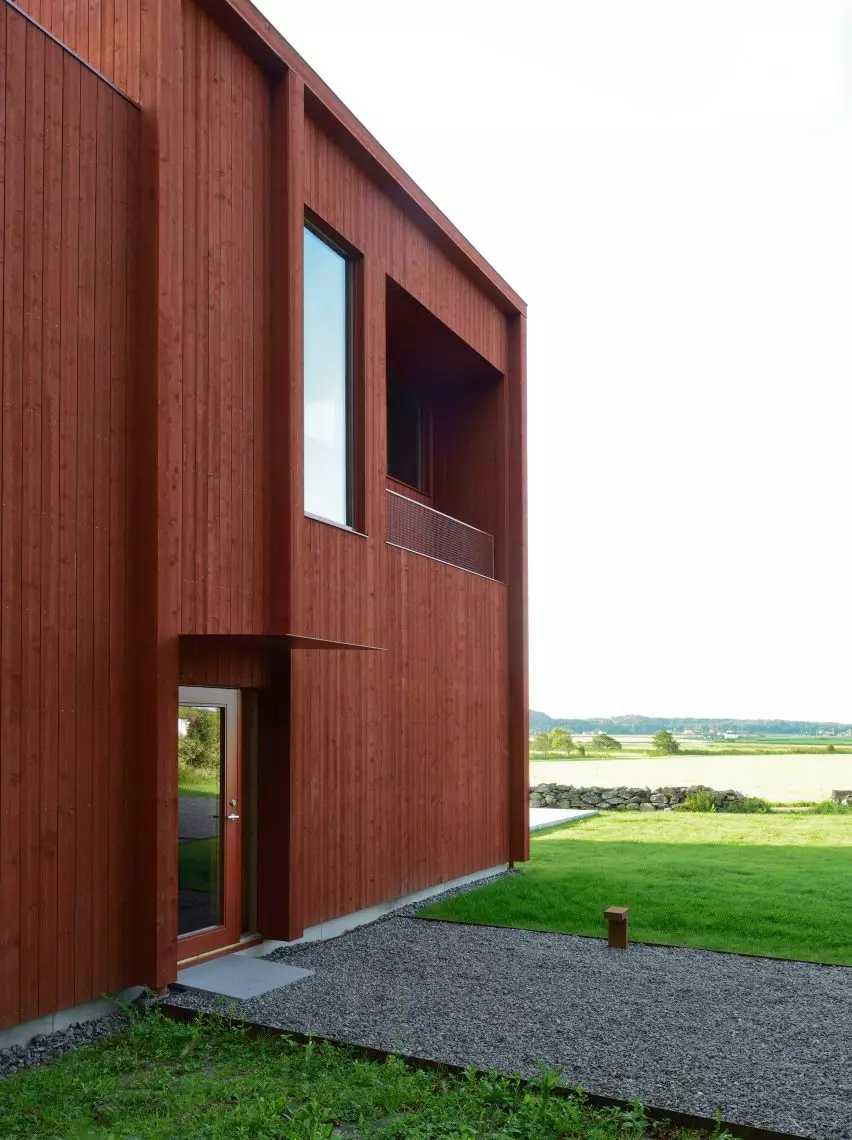 Bornstein Lyckefors Architects ndërton vendstrehim të kuq të kabinës për familjen suedeze 42579_3