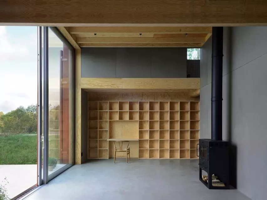 Bornstein Lyckefors Architects барои оилаи шведӣ як хонаи сурхи кабина месозад 42579_4