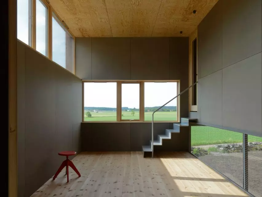 Bornstein Lyckefors Architects ndërton vendstrehim të kuq të kabinës për familjen suedeze 42579_8