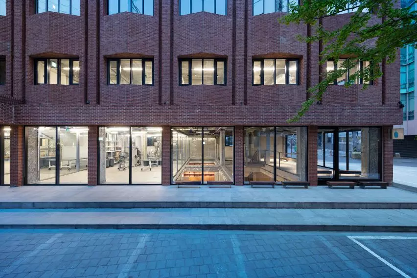 Kafe Blue Bottle Coffee di Seongsu oleh Schemata Architects