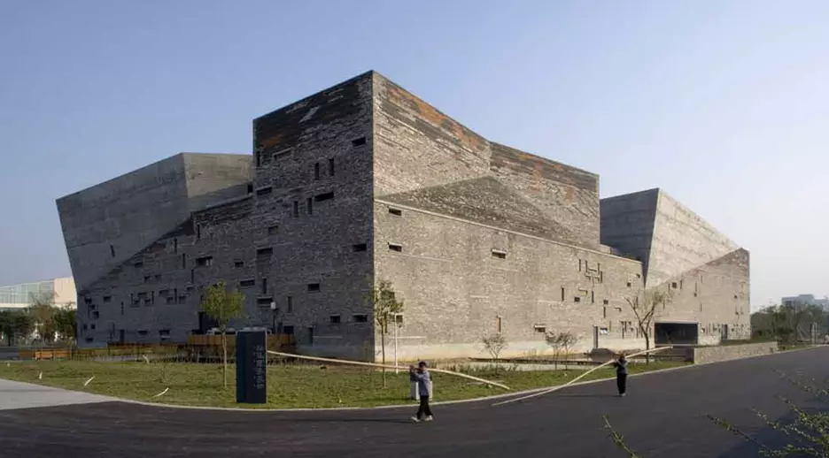 Музей гісторыі Нінбо - адзін з самых вядомых праектаў аматарскай архітэктурнай студыі, заснаванай Лу і Ван у 1997 годзе.
