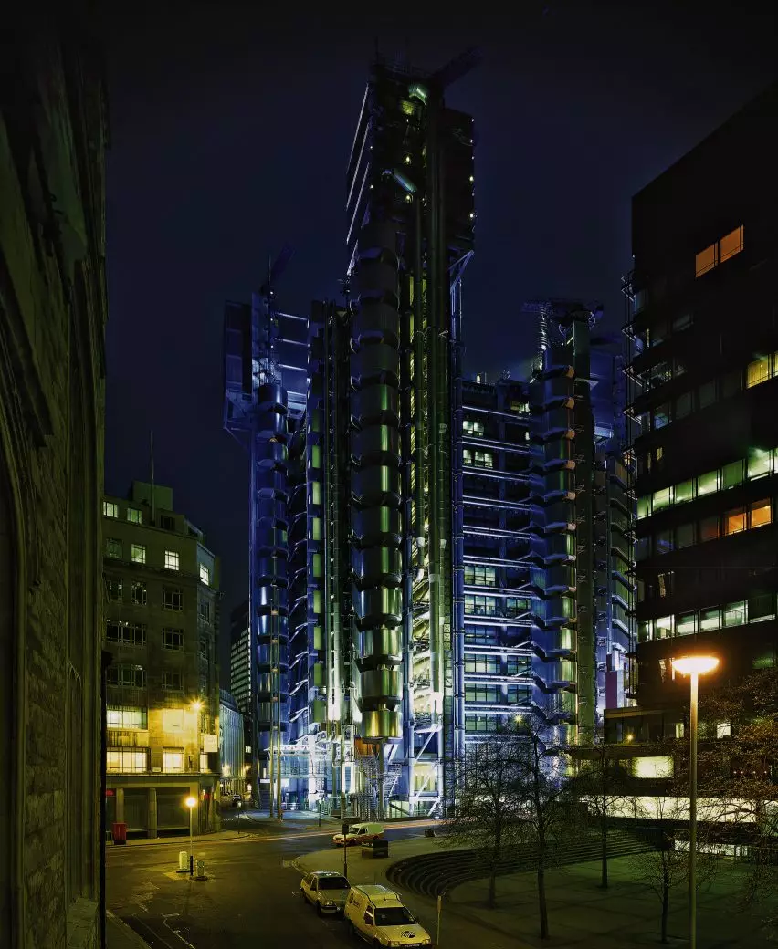בניין לויד'ס בלונדון מאת ריצ'רד רוג'רס ושותפים (כיום Rogers Stirk Harbor + Partners)