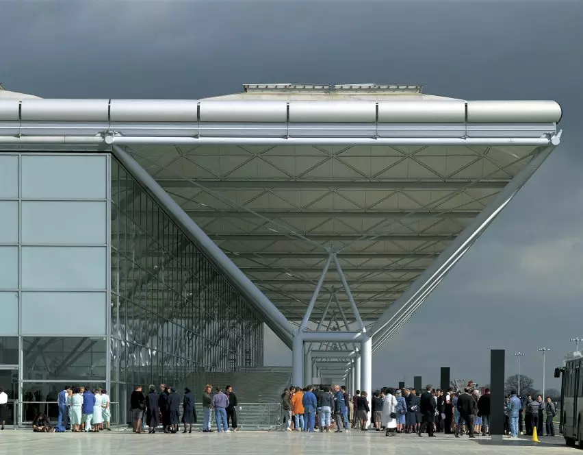 Bandara Stansted oleh Foster + Partners
