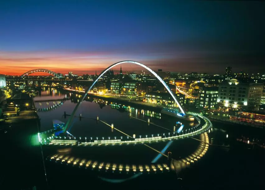 Jembatan Milenium Gateshead oleh WilkinsonEyre