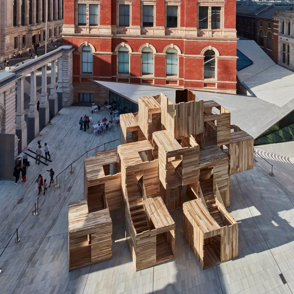 Waugh Thistleton instalon labirint modular trekatësh në V&A