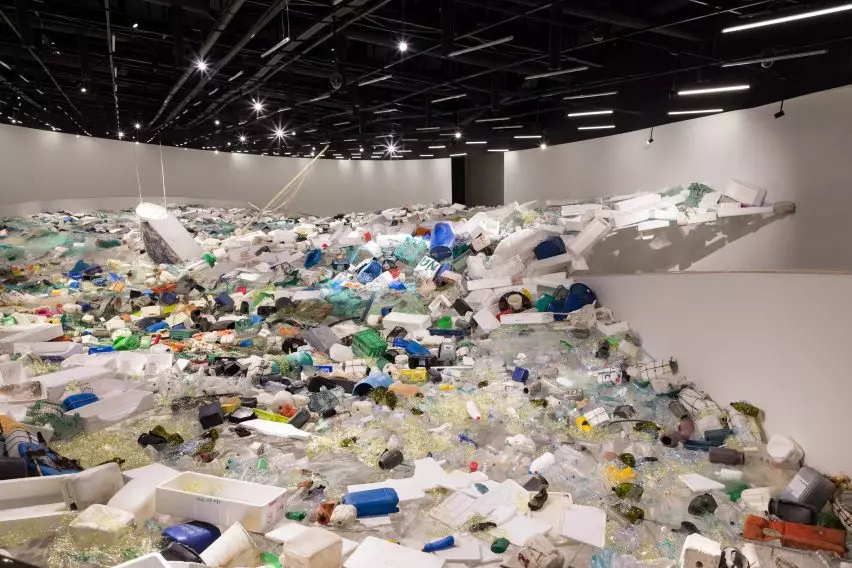 Tadashi Kawamata ngisi museum Lisbon kanthi plastik kanggo ngelingake babagan sampah segara