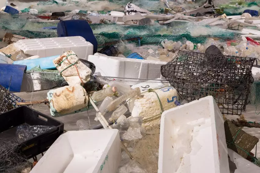 Tadashi Kawamata vult Lissabon-museum met plastic om te waarschuwen voor oceaanafval