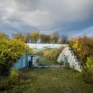 Krematoryom bèt kay reflete nan Drnov Air Defense Site pa Petr Hájek Architekti