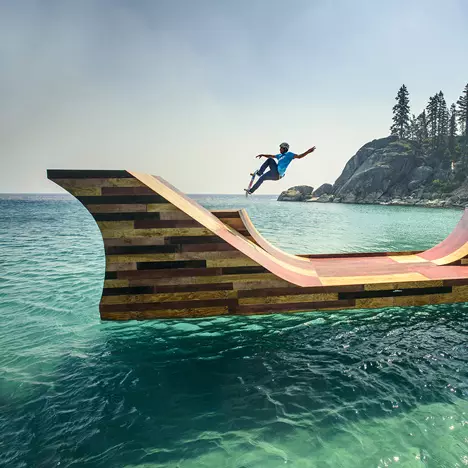 Schwimmende Skateboardrampe auf dem Lake Tahoe von Jeff Blohm und Jeff King