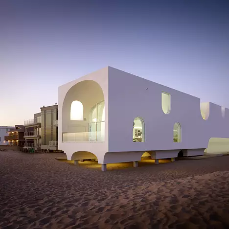 Vault House Johnstona Markleeja uokviruje pogled na plažu kroz više lukova