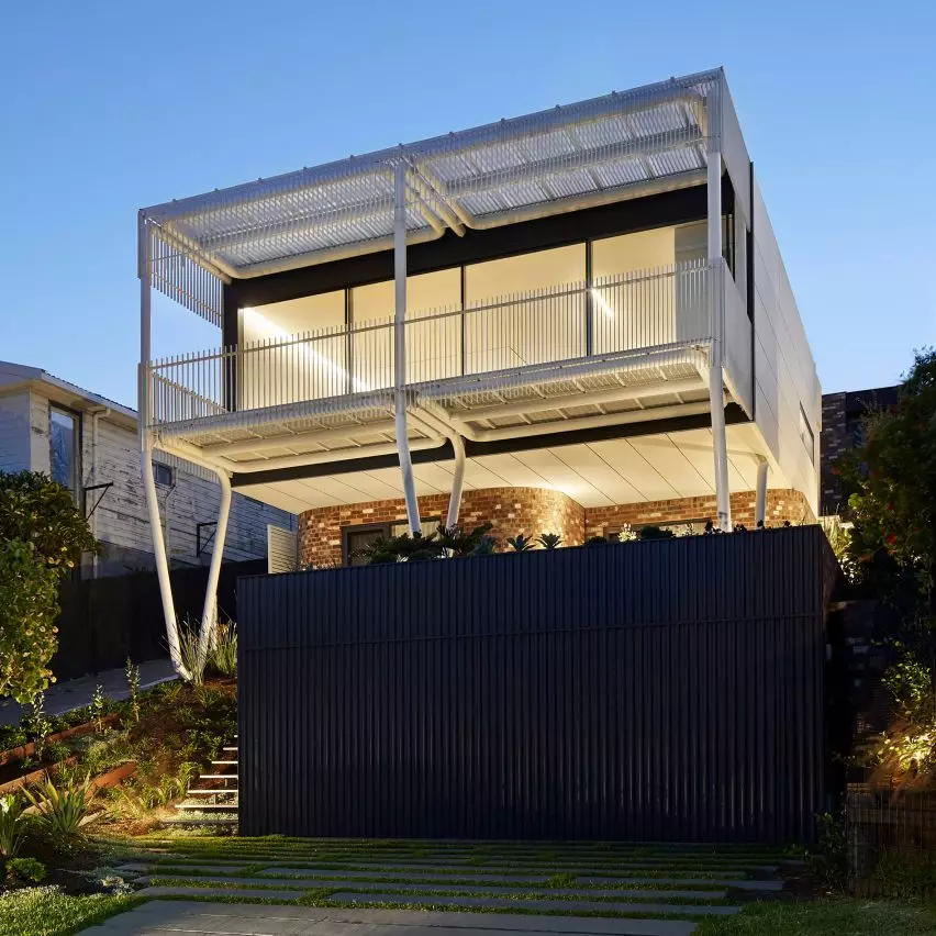 Divovske spajalice podržavaju životni prostor i balkon u kući u Novom Južnom Walesu 43494_11
