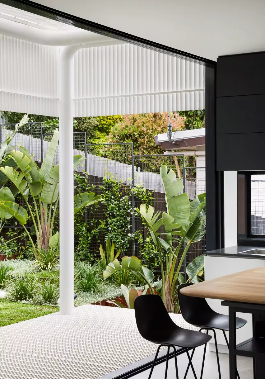 Џиновски „клипови“ ги поддржуваат просторите за живеење и балконот во домот во Нов Јужен Велс 43494_5