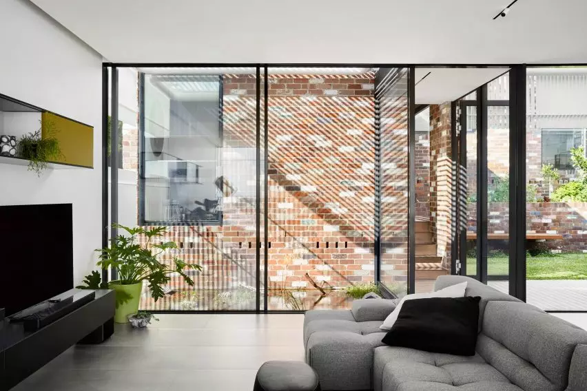 Divovske spajalice podržavaju životni prostor i balkon u kući u Novom Južnom Walesu 43494_7