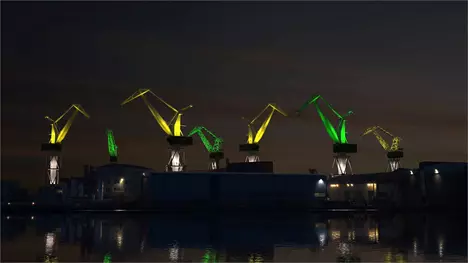 Зелените и жълтите светлини представляват официалните цветове на Пула