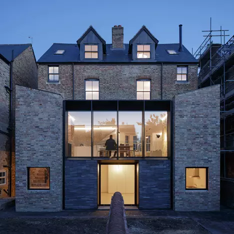 Полу-одвоена куќа во Оксфорд од Delvendahl Martin Architects