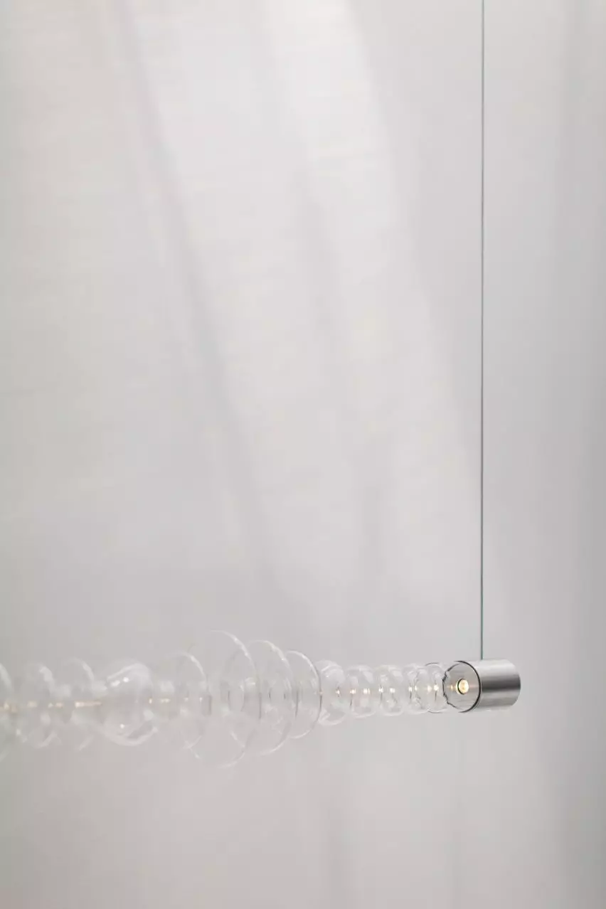 استودیوی Mayice لامپ مجسمه ای را از لوله شیشه ای منحنی ایجاد می کند