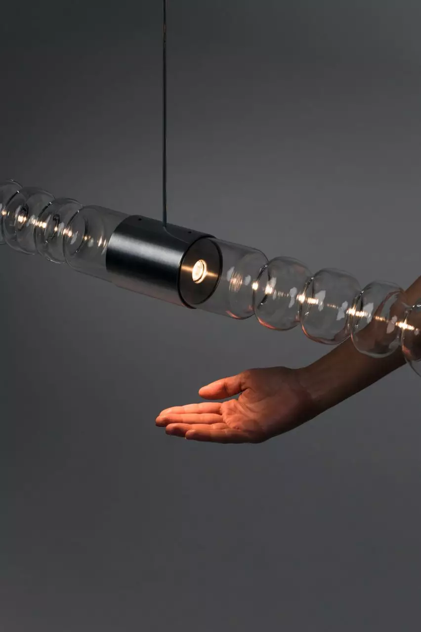 Mayice Studio lager en skulpturell lampe fra et buet glassrør