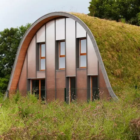 Casa em forma de corcunda coberta por plantas por Patrick Nadeau