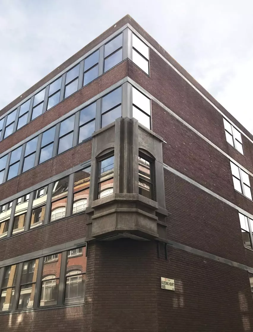 Panel uji pada fasad Greville Street dari blok kantor oleh Groupwork