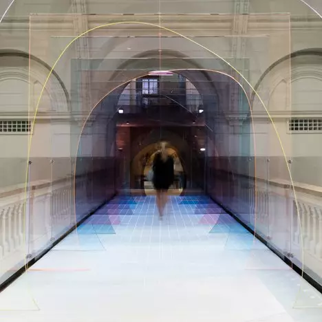 Instalação Mise-En-Abyme de Matteo Fogale e Laetitia de Allegri no museu V&A de Londres