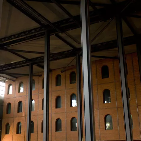 Philippe Starck 设计的 Alhóndiga 文化休闲中心