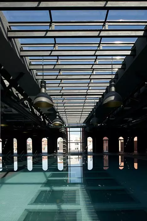 Philippe Starck 的 Alhondiga 文化休闲中心