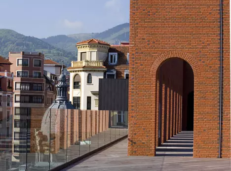 Philippe Starck 设计的 Alhóndiga 文化休闲中心