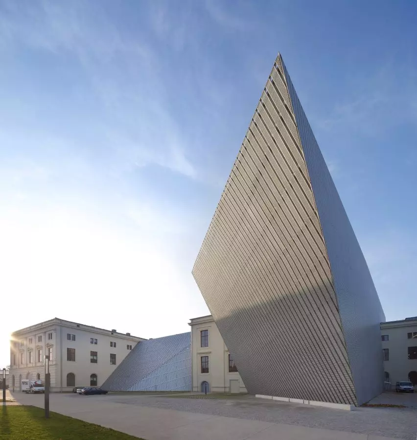 Extensão angular do museu por Daniel Libeskind