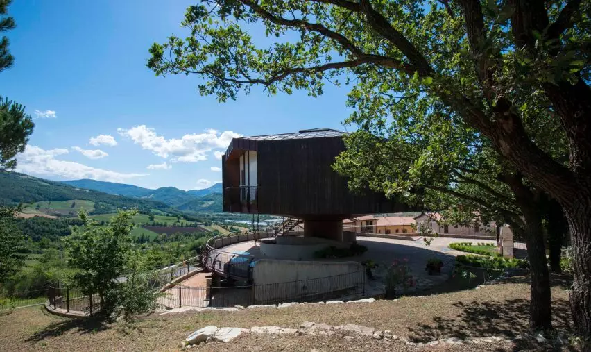 အီတလီတွင် ဆောက်လုပ်ထားသော လုံးလုံးလှည့်အိမ်