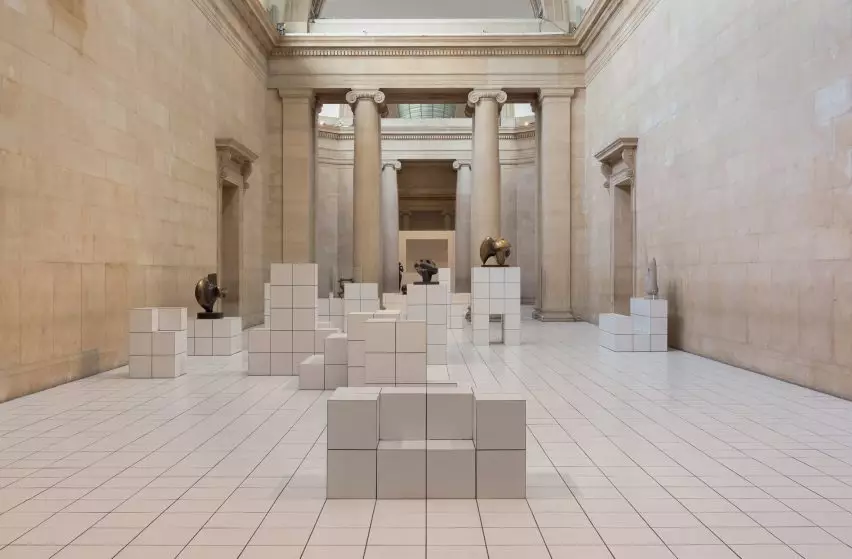 Loewek Anthea Hamilton-en Tate Britain instalaziorako jantziak diseinatzen ditu 44338_1