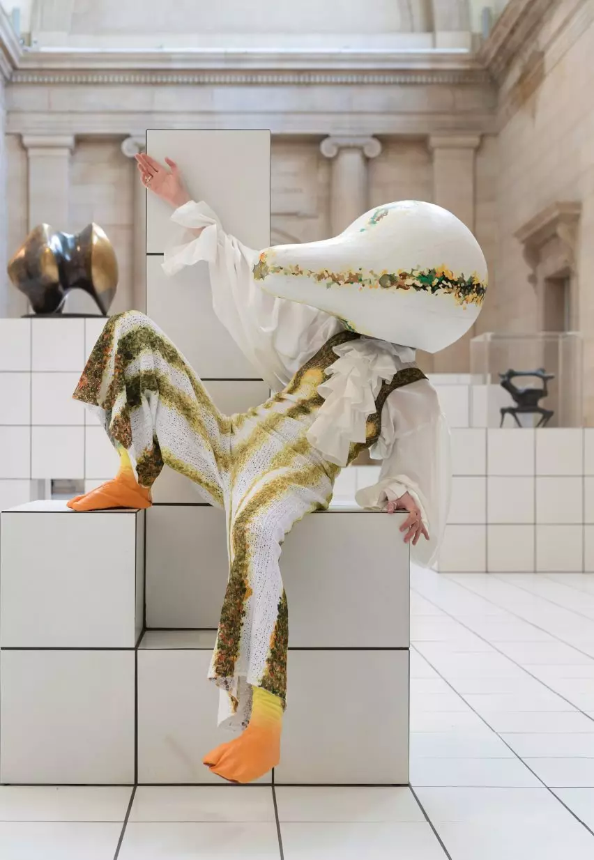 Loewe ûntwerpt kostúms foar Anthea Hamilton's Tate Britain-ynstallaasje 44338_5