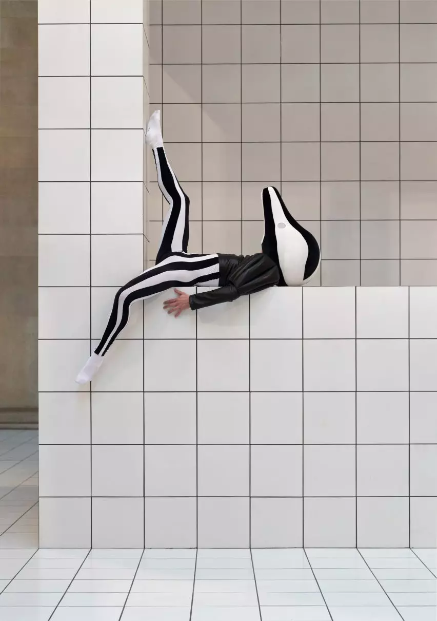 Loewe mendesain kostum untuk instalasi Tate Britain Anthea Hamilton 44338_6