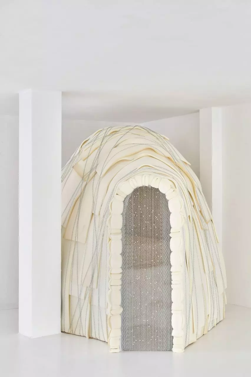 Parlak beyaz depoda Takk tarafından çocuk yatak odasına çelik perdeli giriş