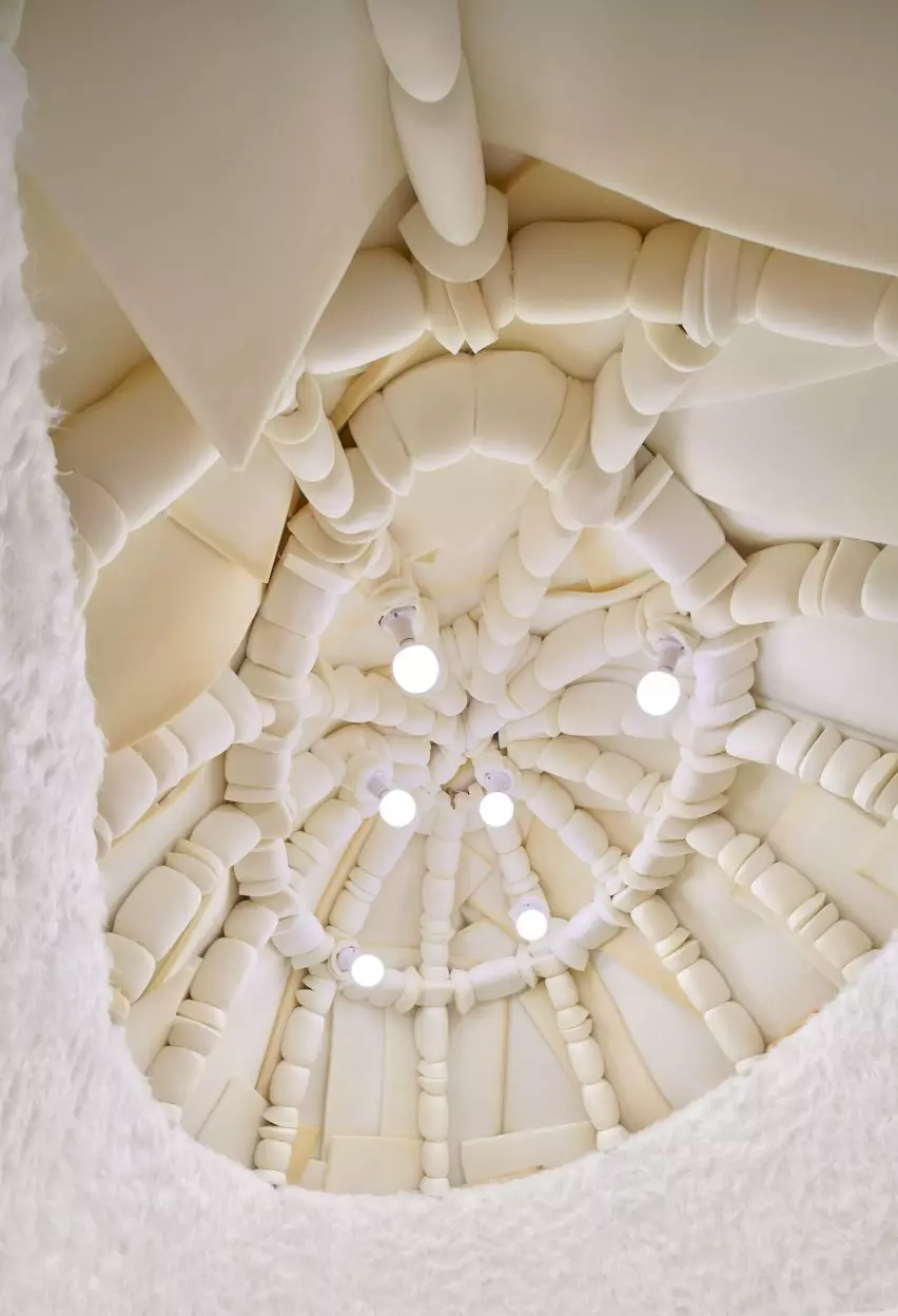 6つの電球ライトが付いている冬の寝室の泡で覆われた天井