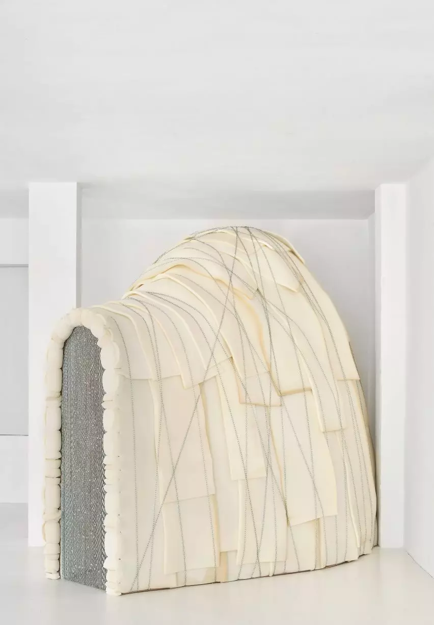 Spavaća soba u obliku iglua u svijetlo bijelom skladišnom prostoru koji je dizajnirao Takk