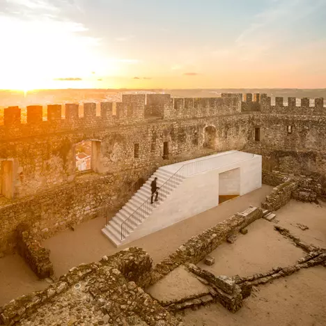 Trung tâm du khách của Lâu đài Pombal của Comoco Architects