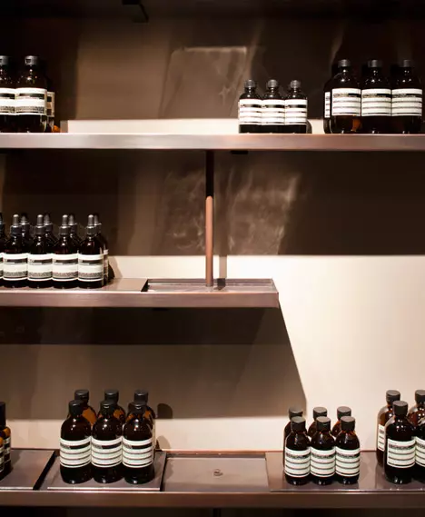 ถนนรางน้ำของ Aesop Lamb โดย James Plumb