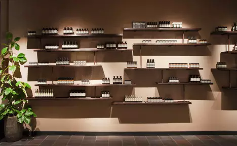 ถนนรางน้ำของ Aesop Lamb โดย James Plumb