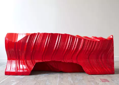 Cutting Edge Sofa von Martijn Rigters, das mit heißen Drähten aus einem riesigen Schaumstoffblock geschnitten wurde