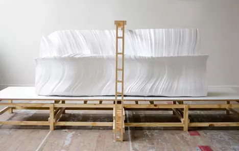 Cutting Edge Sofa von Martijn Rigters, das mit heißen Drähten aus einem riesigen Schaumstoffblock geschnitten wurde