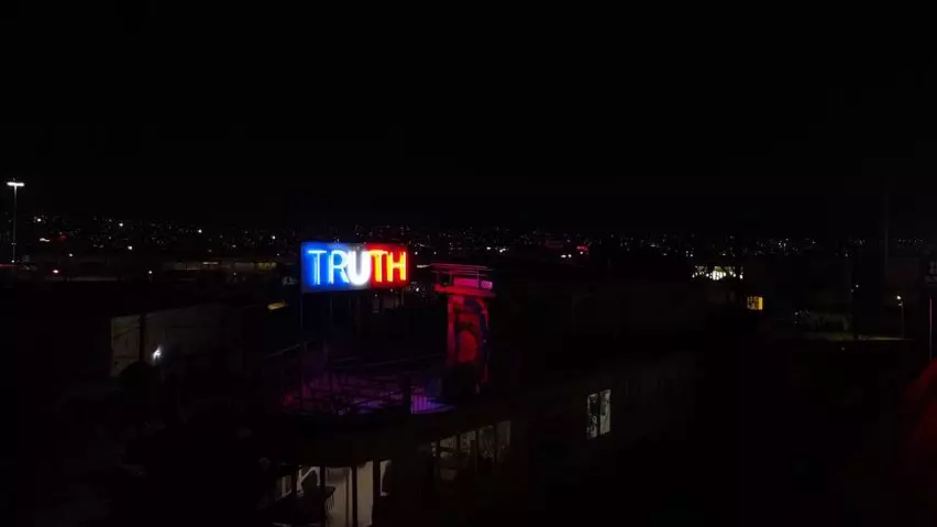 TRUTH/LIE neon nga mga suga ni Stefan Brüggemann nga mga kolor sa bandila sa Amerika