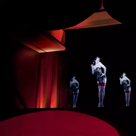 Dita Von Teese hologram ni Musion para sa Christian Louboutin sa Design Museum